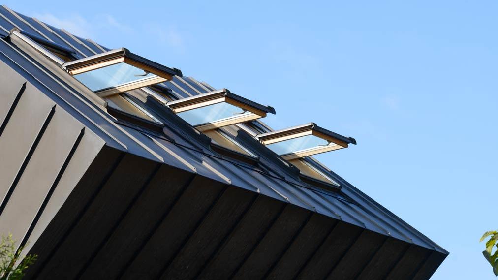 Centre pivot roof window | Roto roof window