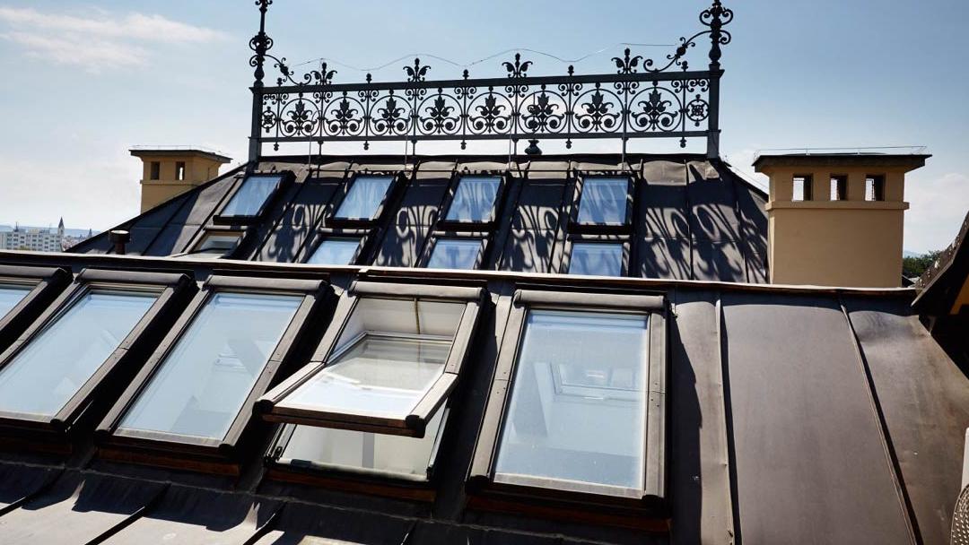 Centre pivot roof window | Roto roof window